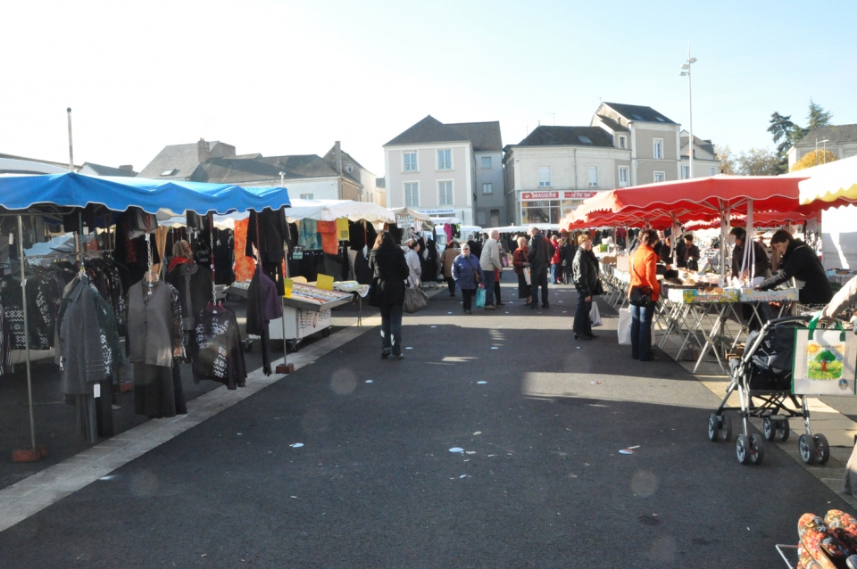 Marché du mardi matin : nouvel aménagement - Chalonnes-sur-Loire